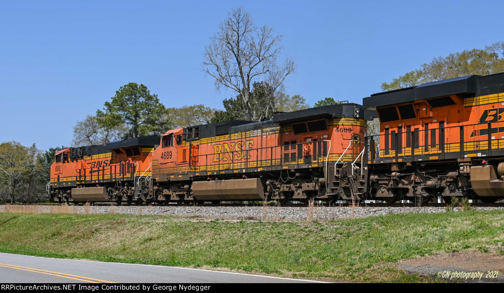 BNSF 4689 & 8352